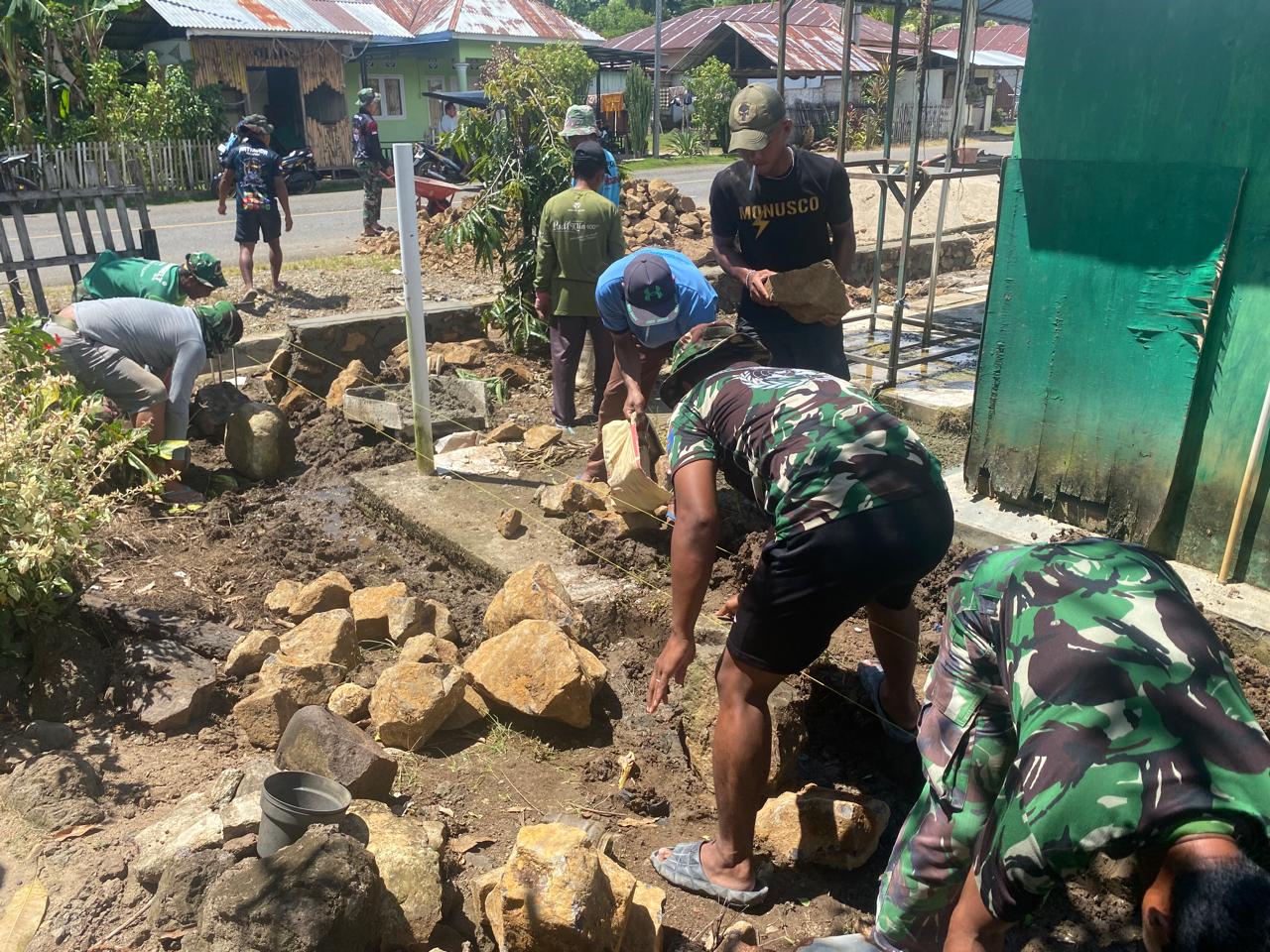 Satgas TMMD Ke-124 Kodim1314/Gorontalo Utara Bersama Warga Desa Ombulodata Bangun Masjid Al ...