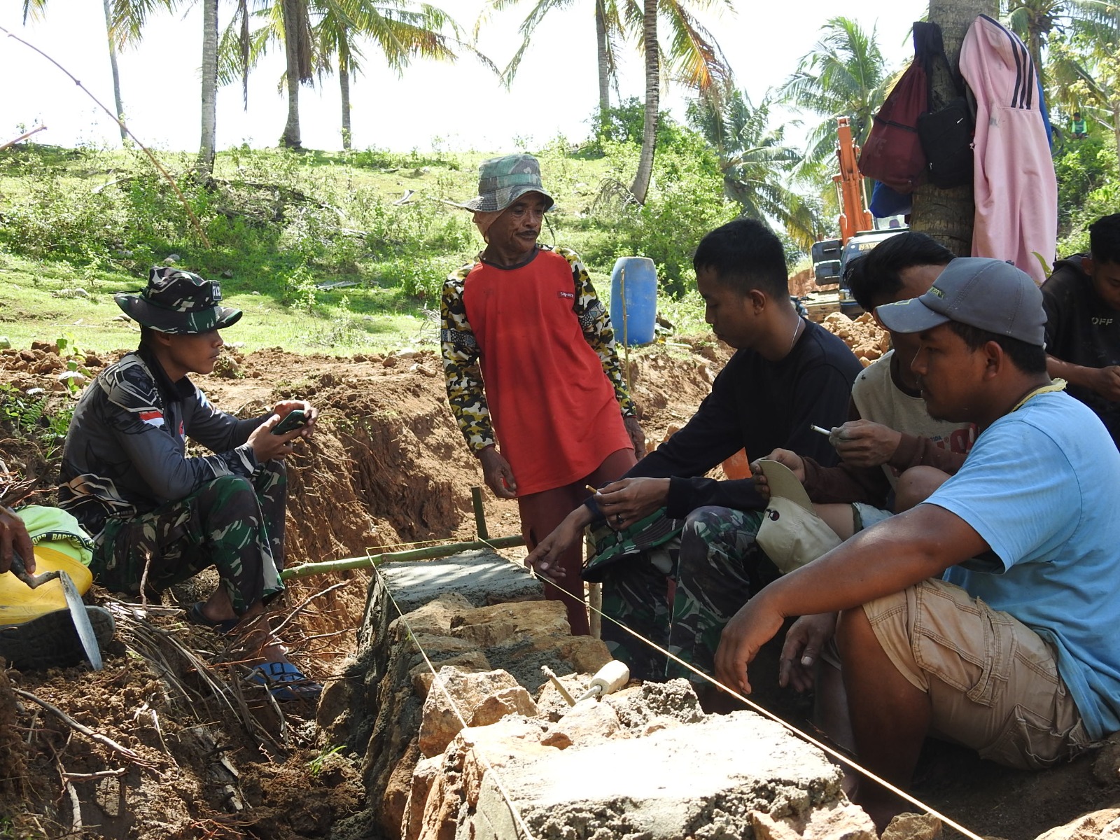 Kebersamaan di Lokasi TMMD, Satgas Kodim 1314/Gorut Manfaatkan Waktu Istirahat Bersama Warga ...