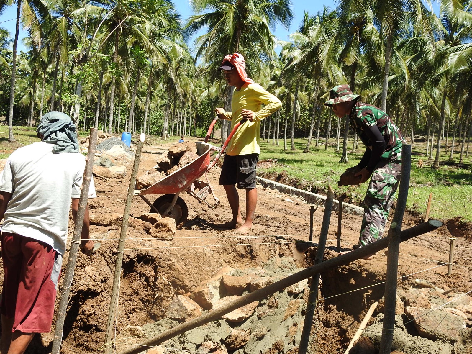 Memasuki Hari ke-20, Satgas TMMD ke-124 Kodim 1314/Gorut Bangun Plat Duiker di Desa Ombulodata ...